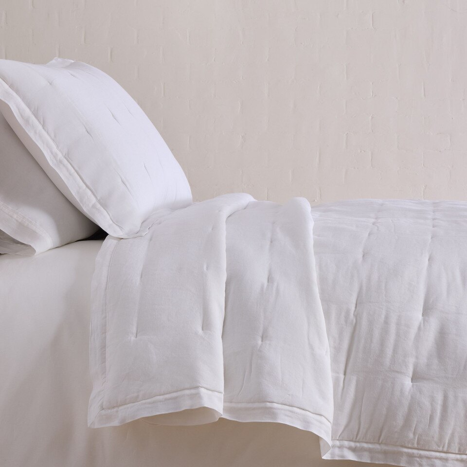 Signature TENCEL™ Linen Bedspread - Modern Comfort | West Elm UK